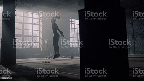 체육관에서 스쿼트와 점프를하고 소녀 스포츠 클럽에서 쪼그리고 있는 활기찬 여성 강사에 대한 스톡 사진 및 기타 이미지 강사