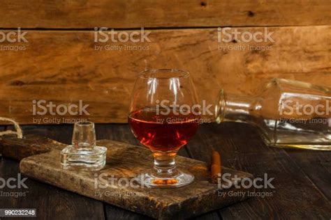 코냑 또는 오래 된 나무 테이블에 시가와 위스키의 유리 한 잔에 위스키 코냑입니다 0명에 대한 스톡 사진 및 기타 이미지 0명 갈색 검은색 Istock