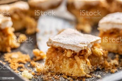 조각으로 잘라 애플 파이와 그 안에 빈티지 국자 베이킹 트레이의 세부 사항 0명에 대한 스톡 사진 및 기타 이미지 0명