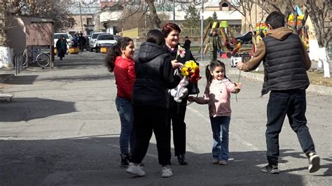 Մարտի 8 Վաղարշապատի համայնքապետարանը ծաղիկներ է նվիրում անցորդ կանանց Youtube