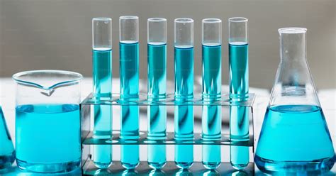 화학 실험실 유리 제품 과학 실험실 연구 및 개발 개념 플라스크 비커 및 파란색 액체 물 샘플 테스트 과학 테스트 튜브 장비 사진 Unsplash의 생화학 이미지