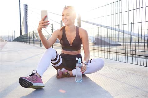 Premium Photo Fit Woman Taking Selfie After Outdoor Workout