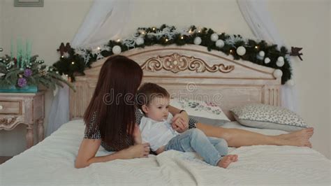 Une Jeune M Re Et Son Fils Se Trouvant Sur Le Lit Banque De Vid Os Vid O Du Amusement Beau