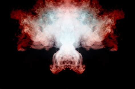 빨간색과 흰색의 공포 영화에서 고립 된 검은색에 두려움의 느낌을 만드는 송곳 니와 귀신의 얼굴 모양에의 색깔된 연기의 신비로운 패턴입니다 개념에 대한 스톡 사진 및 기타