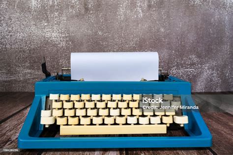 나무 책상에 오래된 파란색 클래식 타자기 공간을 복사합니다 텍스트 목적을 위해 0명에 대한 스톡 사진 및 기타 이미지 0명 개념과 주제 검은색 Istock