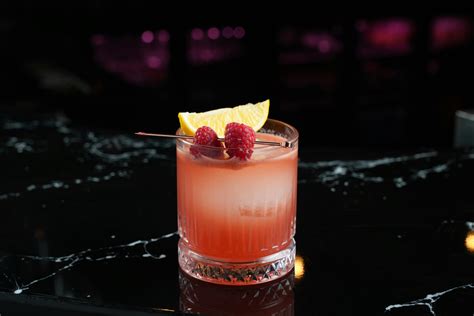 우아한 유리잔에 담긴 차가운 레드 칵테일 클로즈업 · 무료 스톡 사진