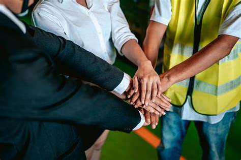 공장 소유자 또는 관리자 여성 전문가 및 공장의 오래된 작업자와 함께 손을 잡습니다 시너지와 팀워크 개념 직업 안전 보건에 대한 스톡 사진 및 기타 이미지 Istock