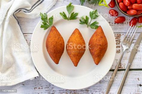 박제 미트볼 터키 요리 진미 나무 바닥에 Kibbeh 또는 Icli Kofte 위쪽 보기 불가 밀에 대한 스톡 사진 및 기타 이미지 Istock