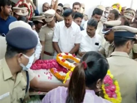 டிஐஜி விஜயகுமார் உடலுக்கு அமைச்சர் சாமிநாதன் அஞ்சலி மின்னம்பலம்