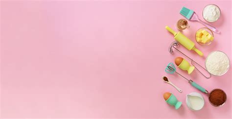 베이킹 재료의 배너 버터 설탕 밀가루 계란 오일 숟가락 롤링 핀 브러시 분홍색 배경 위에 거품을 냅니다 빵집 음식 프레임 요리