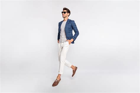 그의 그의 좋은 매력적인 사랑 스러운 쾌활 한 쾌활 한 비즈니스 관광 착용 체크 블레이저 점프 산책 가는 휴가 밝은 흰색 파스텔 배경을 통해 전체 길이 바디 크기 보기