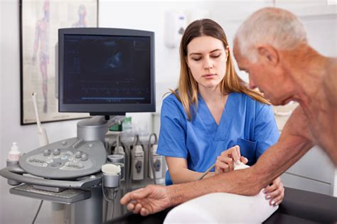 개인 클리닉에서 현대 초음파 스캐너를 사용하여 남성 환자를 진단하는 여성 기술자 감정에 대한 스톡 사진 및 기타 이미지 감정