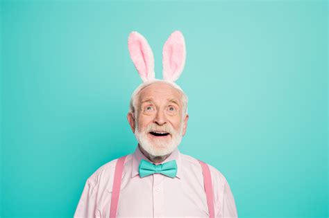 초상화 의 미친 흥분 활기찬 노인 조회 카피 스페이스 감동 놀라운 할인 비명 와우 Omg 착용 Bowtie 토끼 머리띠 분홍색 옷 위에 격리 청록색 배경 남자에 대한 스톡