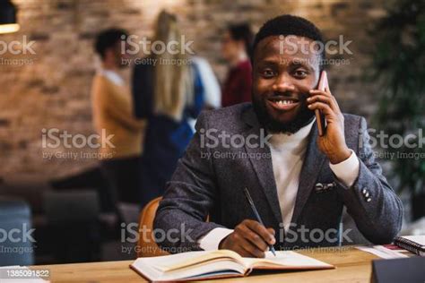 자신감 있는 사업가 가 전화에 이야기 하 고 카메라에 미소 20 24세에 대한 스톡 사진 및 기타 이미지 20 24세 25