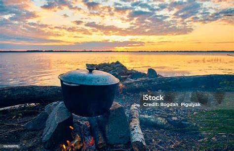 Kuali Dengan Teh Direbus Di Atas Api Akhir Pekan Di Sungai Fajar Di