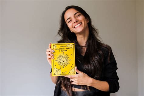 „Слънчеви лъчи в мрака“ е новата книга на влогърката и авторка на