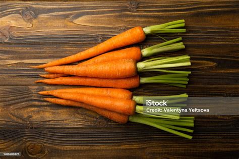 갈색 질감 배경에 신선한 당근 샐러드 재료 채식 유기농 채소 건강에 좋은 음식 복사 공간 텍스트 배치 건강한 생활방식에 대한 스톡 사진 및 기타 이미지 Istock