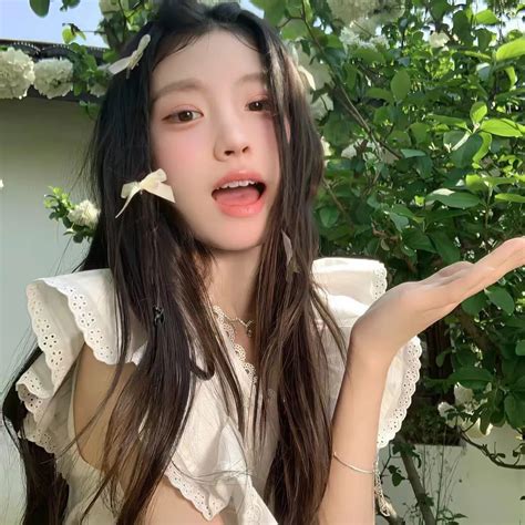 白衣少女置身绿植中，表情可爱灵动似春日精灵 女生头像｜精选好看的女头表情包图片动图 求表情网斗图从此不求人