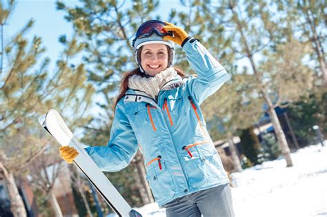 겨울 방학 고글과 헬멧을 착용한 여성이 스키를 타며 활짝 웃으며 야외에 서 있다 겨울에 대한 스톡 사진 및 기타 이미지 겨울 계절 관광 리조트 Istock