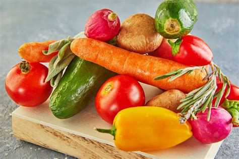 파란색 회색 배경에 나무 연단에 누워 다양한 야채와 과일이 0명에 대한 스톡 사진 및 기타 이미지 0명 가득 찬 강단 Istock