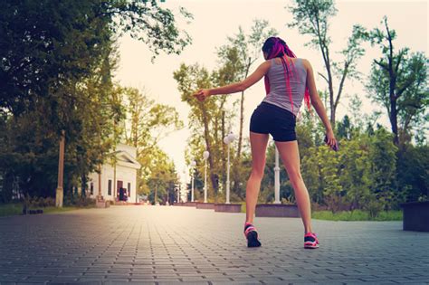 젊고 예쁜 천년 십 대 소녀로 산책 공원에서 하루 동안에 음악을 듣고 춤 이다 분홍색 머리와 비표준 모양을 Hipster 소녀 공원 배경입니다 관능에 대한 스톡 사진 및