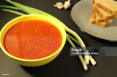 검은 색 배경에 양파 녹색 빵 옆에 노란색 그릇 접시에 국가 러시아 음식 빨간 보르슈트 수프 0명에 대한 스톡 사진 및 기타 이미지 Istock