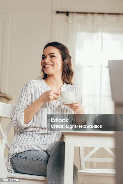 백인 여 자가 마시는 커피 집에서 테이블에 앉아있는 동안 미소 가정 생활에 대한 스톡 사진 및 기타 이미지 가정 생활 뜨거운 음료 레저 활동 Istock