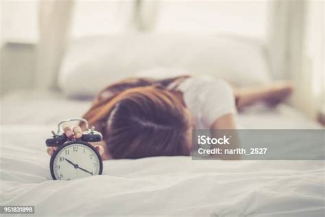 아름 다운 아시아 젊은 여자 해제 알람 시계에서 좋은 아침 깨워 최대 근접 촬영 전경 알람 시계와 수 면 휴식 및 라이프 스타일 개념 개념에 대한 스톡 사진 및 기타 이미지