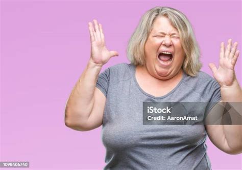 수석 플러스 격리 된 배경 미친 동안 크기 백인 여자 미친 소리 고 적극적인 식와 팔 발생 함 좌절 개념입니다 한 명의 여자만에 대한 스톡 사진 및 기타 이미지 Istock