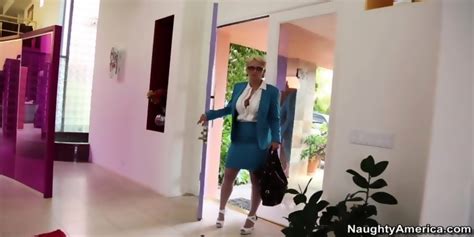 Curvy Woman Phoenix Marie Fucking In The Couch