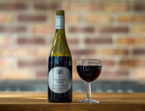 2021년 빈티지 감정가 고급 와인 라벨 럭셔리 레드 와인 마시는 것 매우 복잡한 목조 테이블 미식가 벽돌 배경 벽돌 벽 병 셀렉티브 포커스 술을