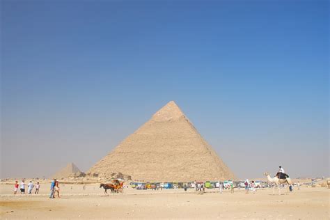 무료 이미지 피라미드 이집트 사람 건축물 구름 카이로 기자 파라오 고대의 사막 아프리카 여름 삼각형 하늘 고대 미술 돌 관광객 경계표 관광