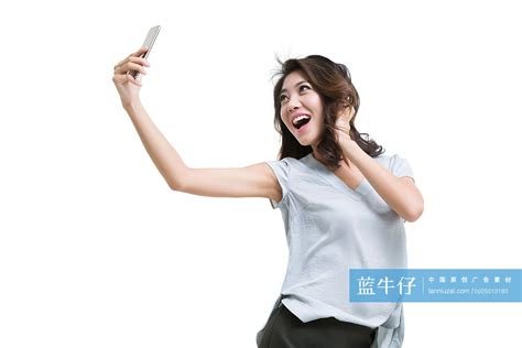 年轻女子用手机自拍 蓝牛仔影像 中国原创广告影像素材