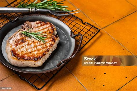 구운 돼지 고기 T 뼈 절단 고기 스테이크 주황색 배경입니다 평면도 복사 공간 0명에 대한 스톡 사진 및 기타 이미지 0명 갈비 음식 건강한 식생활 Istock