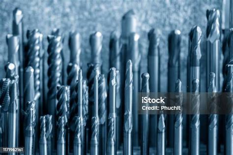 이러한 상점 방에서 솔리드 볼 평면 엔드 밀 도구와 같은 Cnc 밀링 절삭 공구의 다양한 유형 Cnc 장치에 대한 스톡 사진 및 기타 이미지 Istock