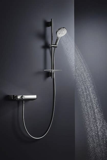 душа с душевой головой и водой протекающей вниз по ее стороне Премиум Ai сгенерированное