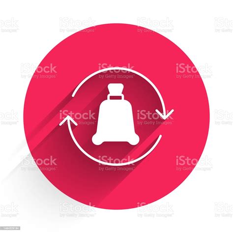 긴 그림자 배경으로 분리된 재활용 기호 아이콘이 있는 흰색 쓰레기 봉투 휴지통 아이콘입니다 재활용 바구니 기호 빨간색 원 버튼입니다 벡터 0명에 대한 스톡 벡터 아트 및