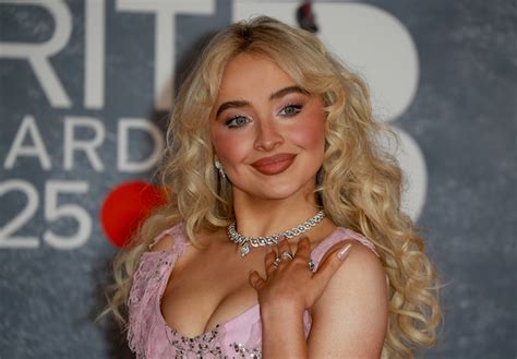 Bikinidivat Inspirálódj Sabrina Carpenter Legszexibb Fürdőruháiból