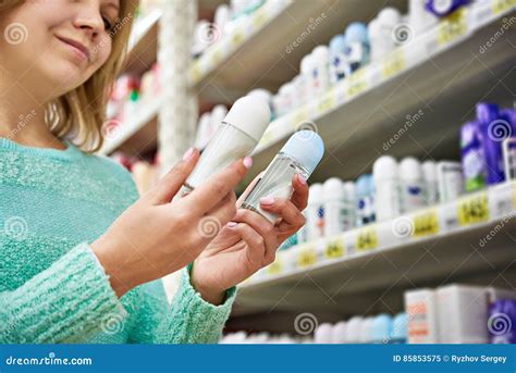 Женщина в магазине выбирает дезодорант Стоковое Изображение изображение насчитывающей
