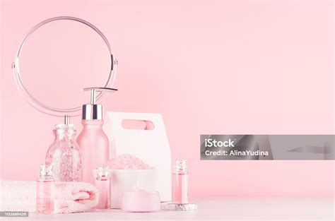 목욕 화장품 제품 및 액세서리 우아한 파스텔 핑크 컬러 마사지 로즈 오일 목욕 소금 크림 비누 향수 흰색 나무 보드에 수건 화장대에 대한 스톡 사진 및 기타 이미지 Istock