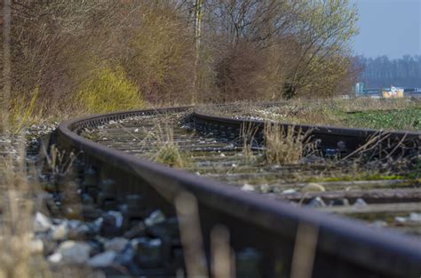 무료 이미지 선로 다리 강 못 수송 흐름 반사 저수지 수로 자갈 ~ 같았다 운동 기차 트랙 즐거워하다 철도 트랙 철도 교통 철도 선 트랙