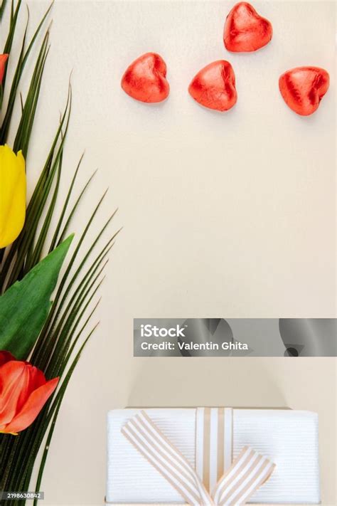 빨간 호일 선물 상자 및 복사 공간이 있는 흰색 배경에 다채로운 튤립 꽃다발로 싸인 하트 모양의 초콜릿 사탕의 평면도 0명에 대한 스톡 사진 및 기타 이미지 Istock