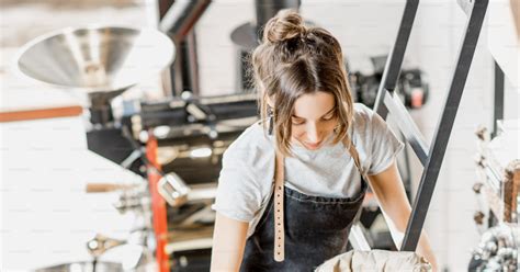 배경에 로스터 머신이 있는 커피숍에서 커피를 가지고 일하는 두 명의 판매원 사진 Unsplash의 우크라이나 이미지