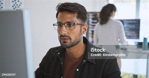 히스패닉계 라틴계 사업가들은 재택 사무실에서 데스크톱 컴퓨터를 사용합니다 비즈니스 원격 근무 라이프 스타일 남자 여자 동료