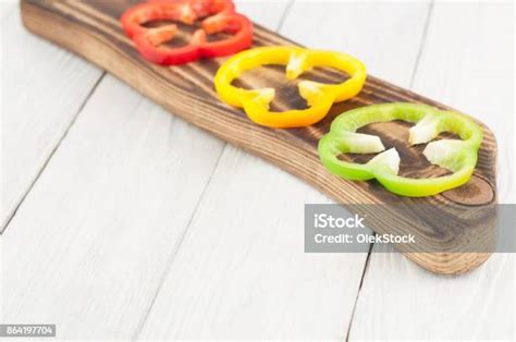 색된 빨간색 노란색 및 녹색 신선한 익은 생 고추의 오래 된 시골 백색 나무 판자에 갈색 절단 보드에 조각의 행 0명에 대한 스톡 사진 및 기타 이미지 Istock