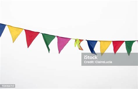 다채로운 색된 삼각형 플래그 흰색 배경에 고립 된 밧줄에 그리고 바람에 펄 럭 임 휴일 훈장 카니발 축제 Carnival에 대한 스톡 사진 및 기타 이미지 Istock