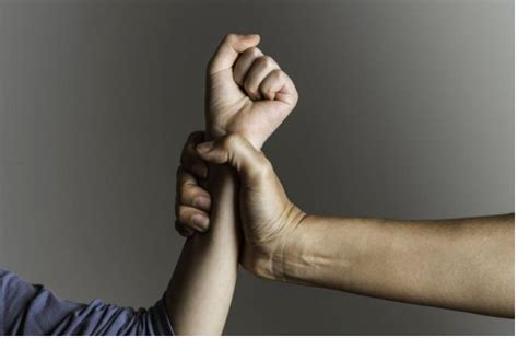 Приятелка на починалата след счупен врат Ариф я заплашил че ако опита да си тръгне ще я