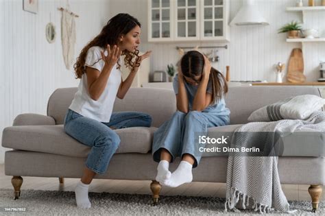 아이를 훈육하려고 하는 십 대 딸에게 소리를 지르는 화난 여자 어머니 아이에게 고함 아동 학대에 대한 스톡 사진 및 기타 이미지 아동 학대 12 13세 2명 Istock