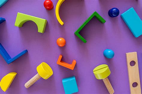 여러 가지 색상의 추상적 인 무지개 배경 보라색 종이에 나무 어린이 장난감 교육 장난감 블록 무지개 유치원 유치원 또는 보육원을