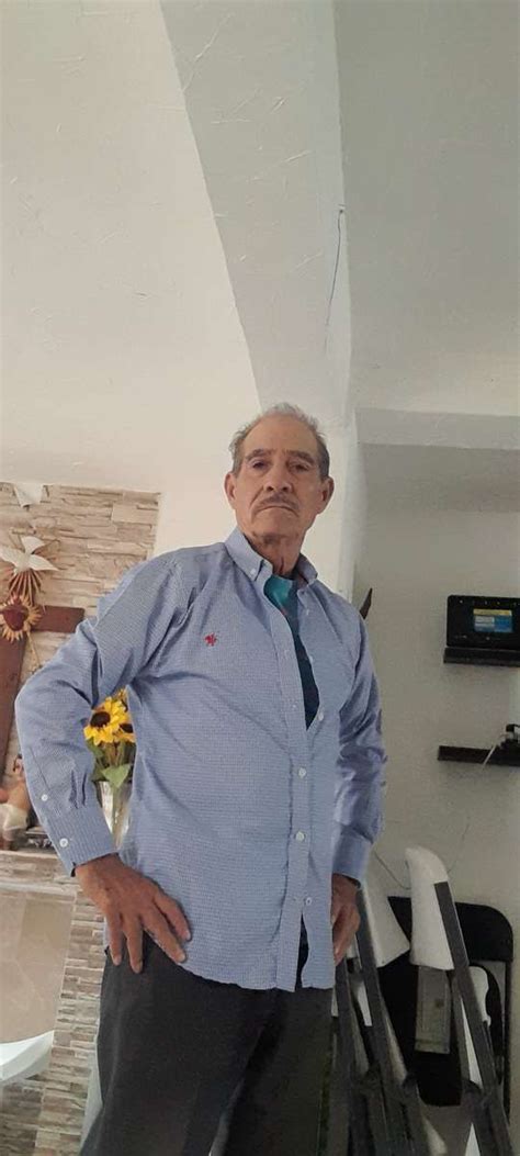 Handsome Hunk Posing Photos Online Puzzle